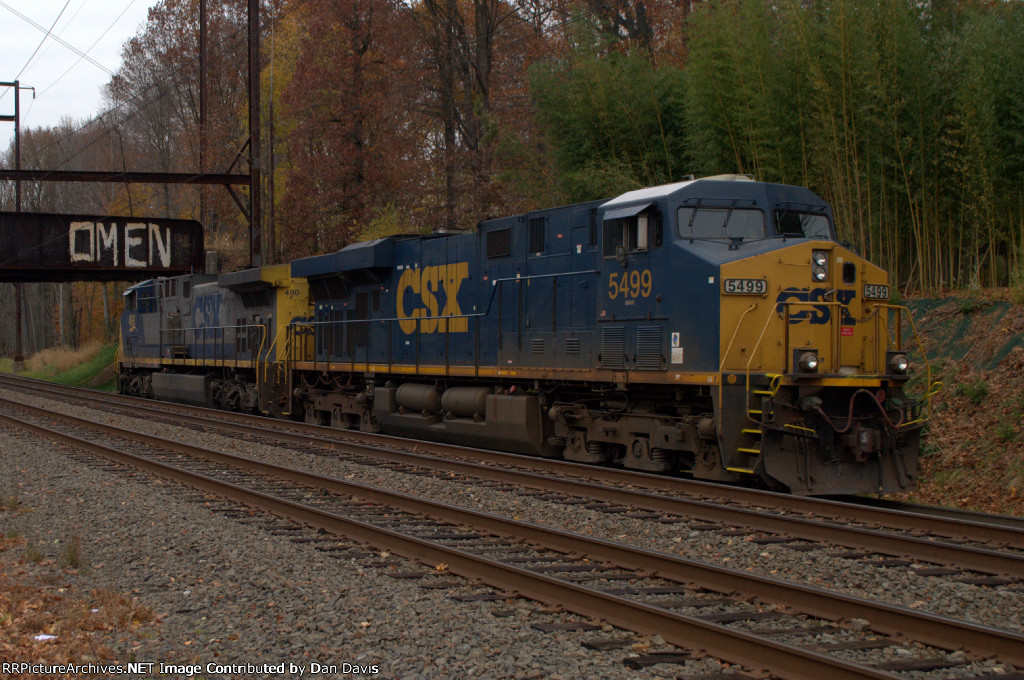 CSX ES40DC 5499 trails on Q300-12